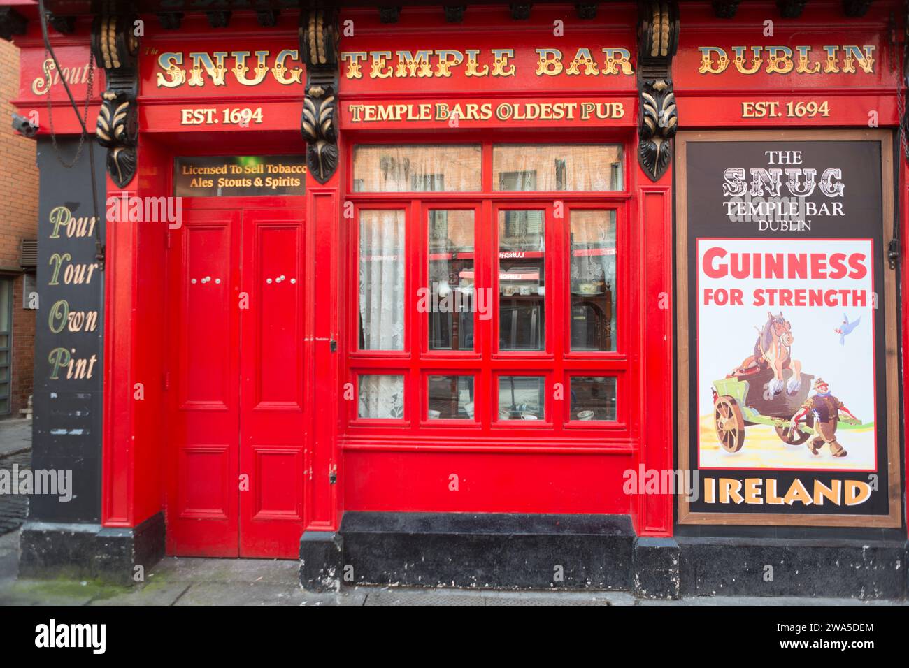 Ireland, Dublin, one of the many pubs in the Temple Bar area Stock ...