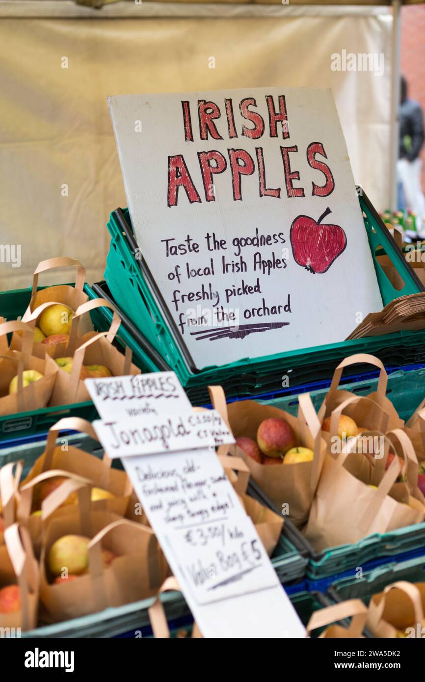 Ireland, Dublin, Temple Bar market - stall selling Irish apples Stock ...