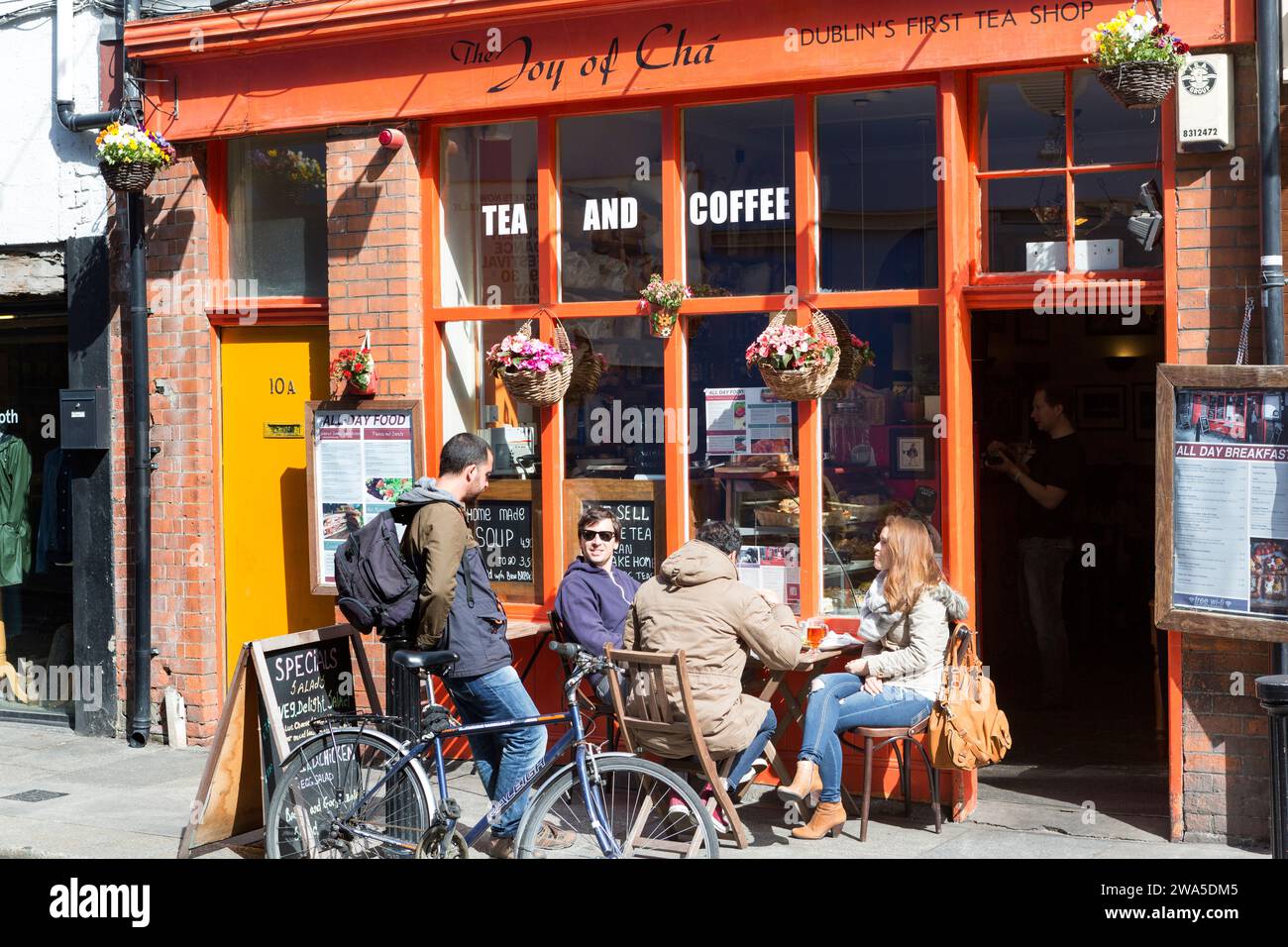 Ireland, Dublin, local coffee shop in the Temple Bar area Stock Photo ...