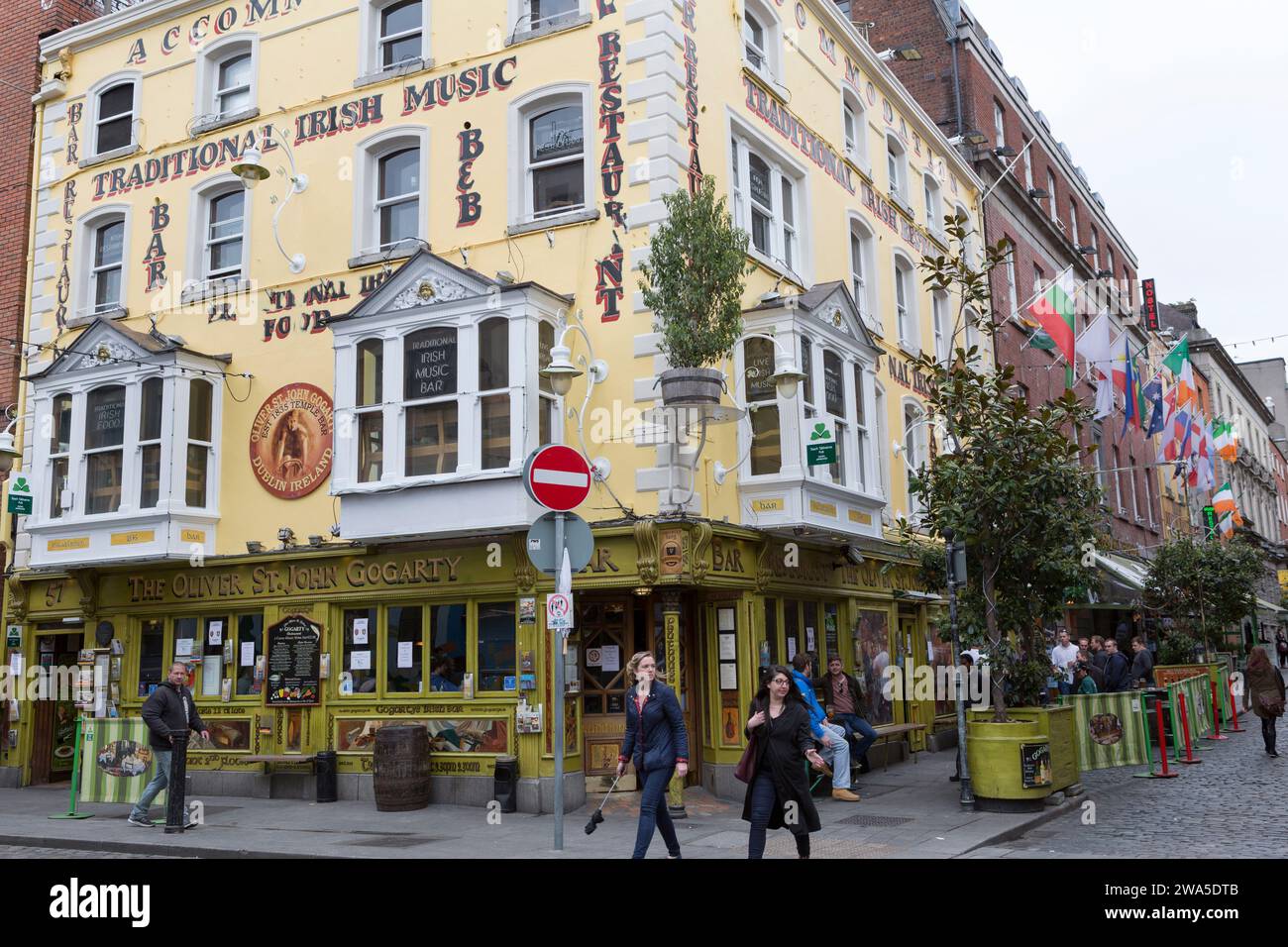 Ireland, Dublin, Temple Bar street scene Stock Photo - Alamy