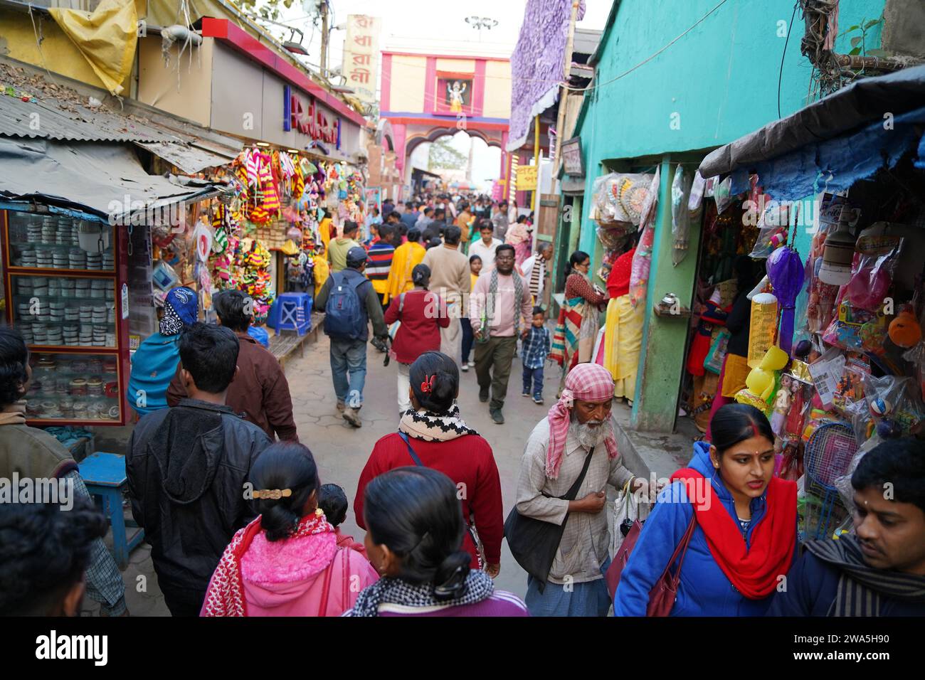 Uluberia, West Bengal, India. 30th Dec, 2023. Along the glimmering Ganges in Uluberia, 40 km ...