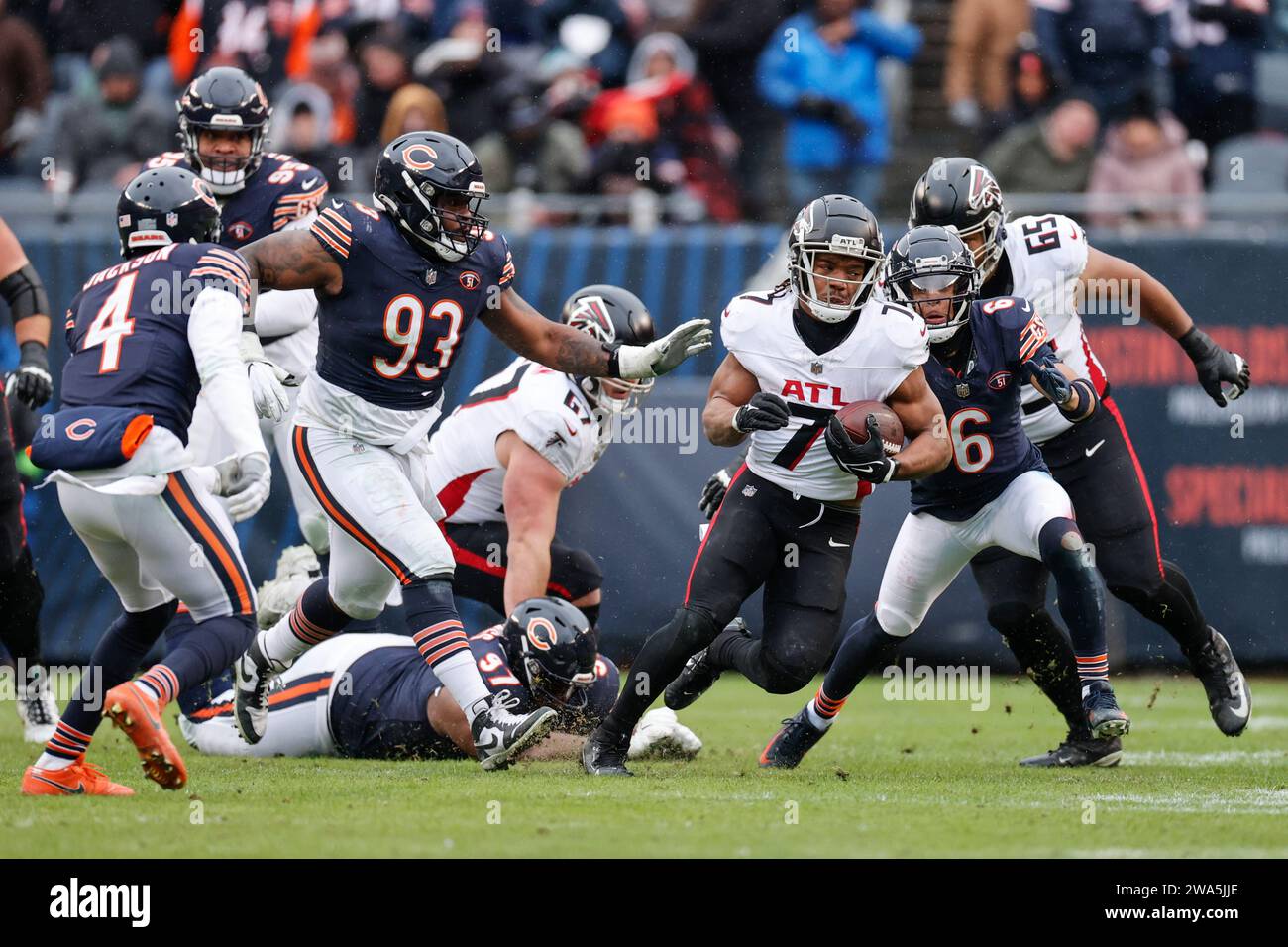 Atlanta Falcons running back Bijan Robinson (7) runs with the ball ...