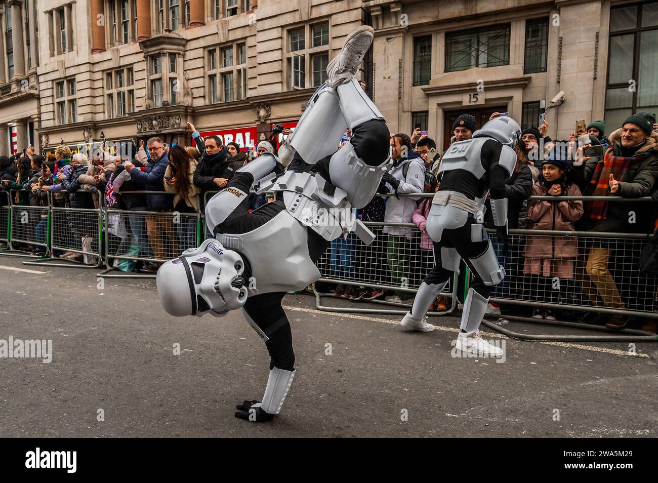 London, UK. 1st Jan, 2024. Boogie Storm Star Wars stormtroopers dance ...