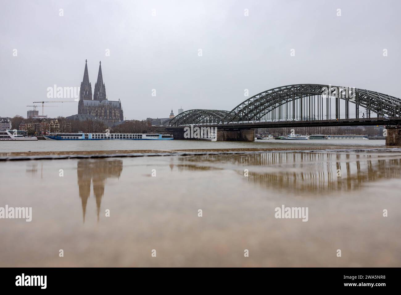 Der Kölner Dom, Hohenzollernbrücke aus der Sicht der Promenade in Deutz ...