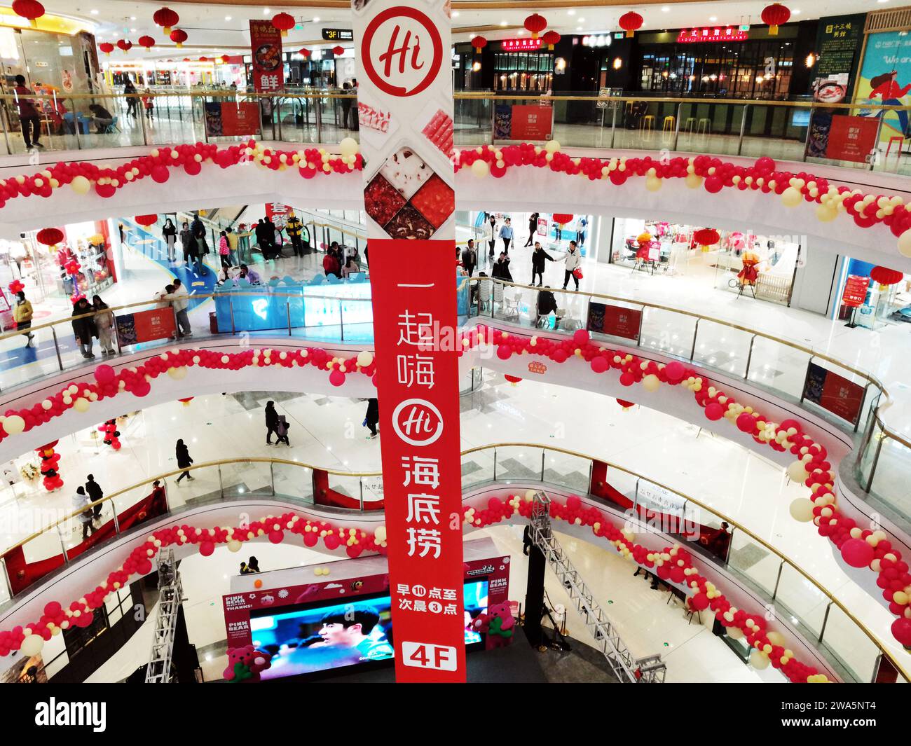 Yichang, China. 02nd Jan, 2024. YICHANG, CHINA - JANUARY 1, 2024 - A Haidilao store and its ...