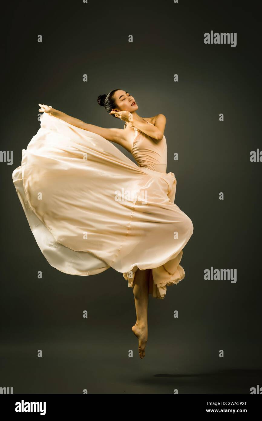 Ballet dancer with beautiful poses, Asian dancers dancing ballet ...