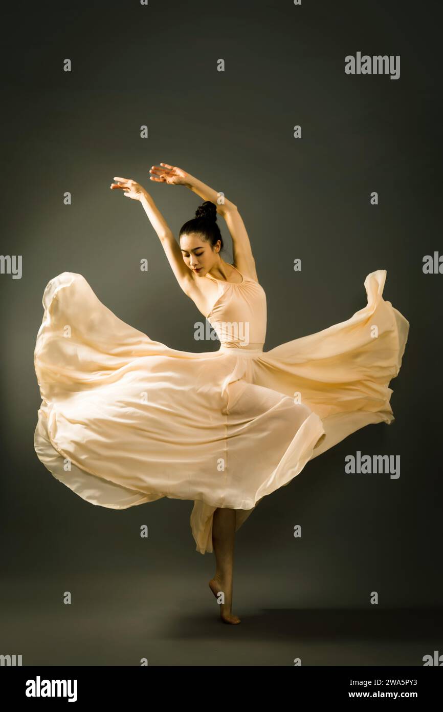 Ballet dancer with beautiful poses, Asian dancers dancing ballet ...