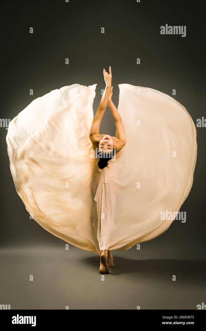 Ballet dancer with beautiful poses, Asian dancers dancing ballet ...