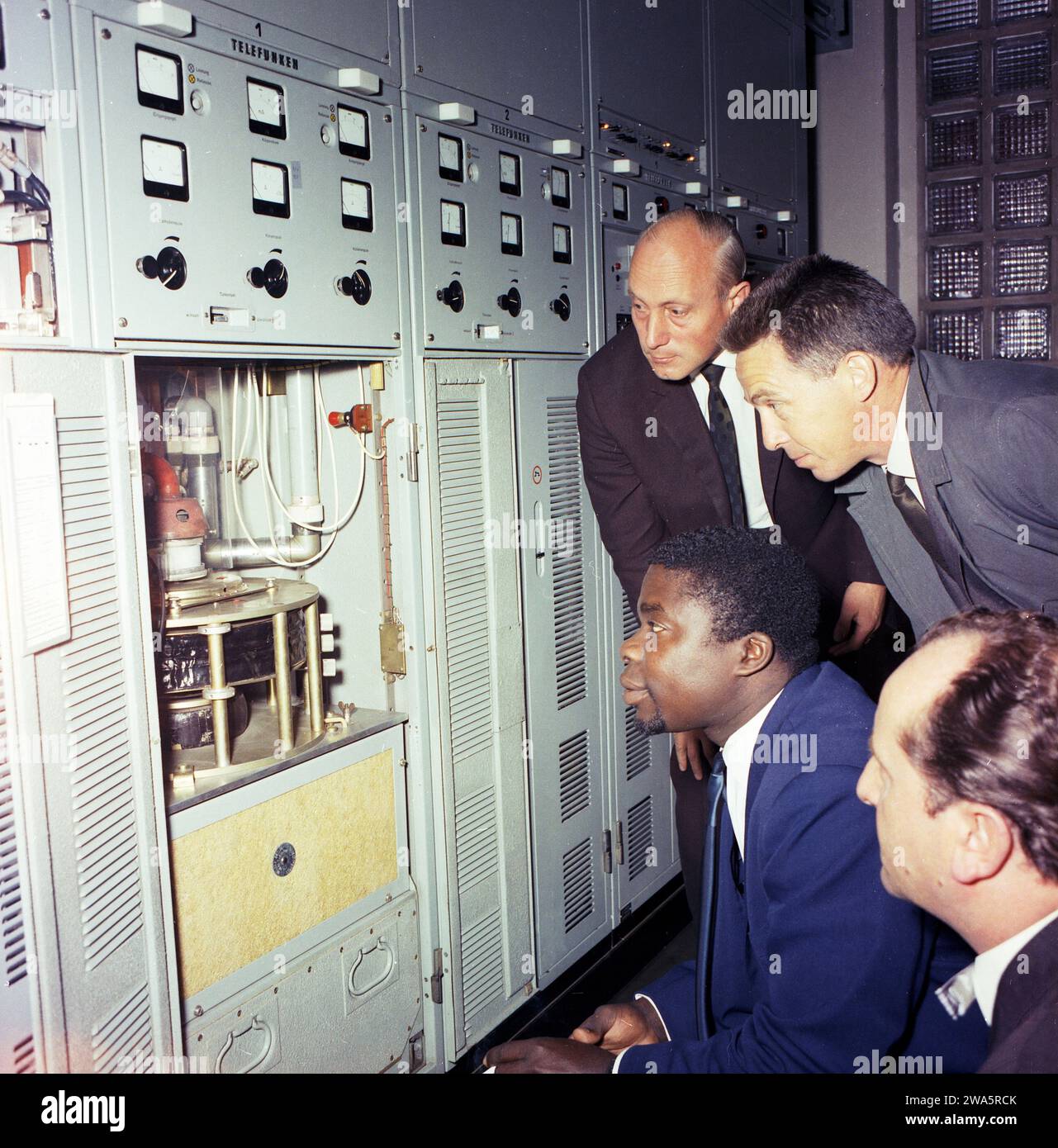 Besuch und Führung einer Delegation aus Gabun durch das Werk der ...