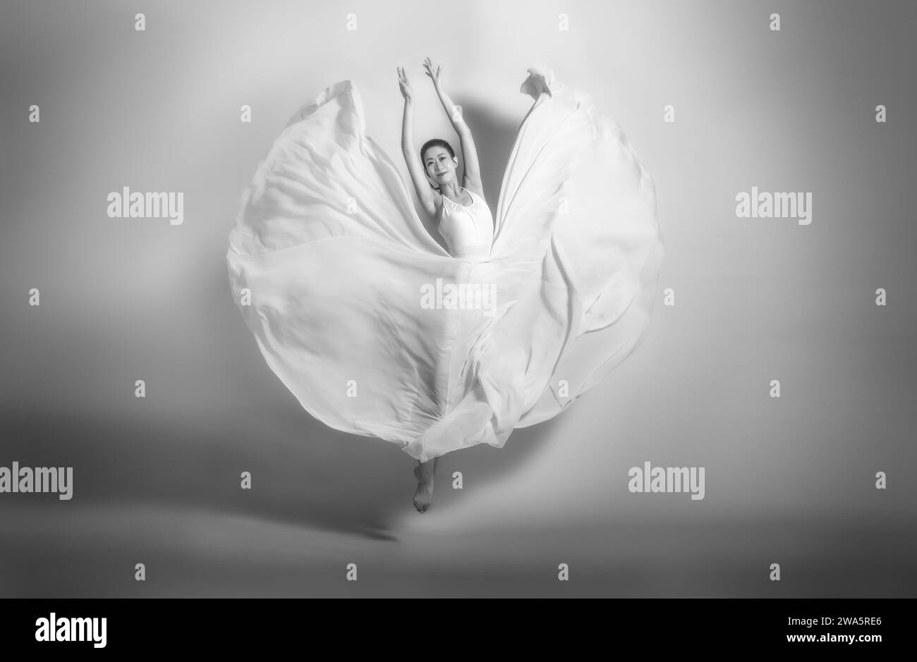 Ballet dancer with beautiful poses, Asian dancers dancing ballet ...