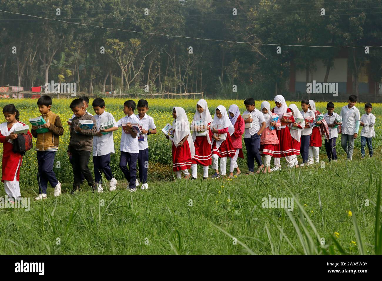 Primary school children returning hi-res stock photography and images ...