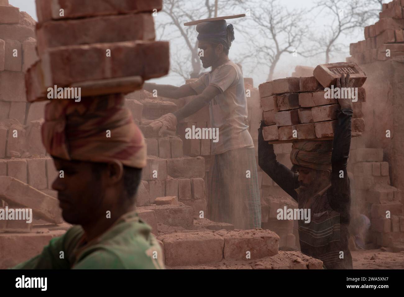 Dhaka, Dhaka, BANGLADESH. 2nd Jan, 2024. Seasonal migrant workers make ...