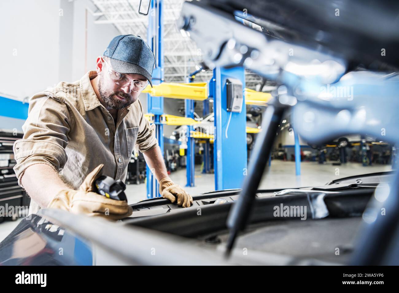 Professional car mechanic in hi-res stock photography and images - Alamy
