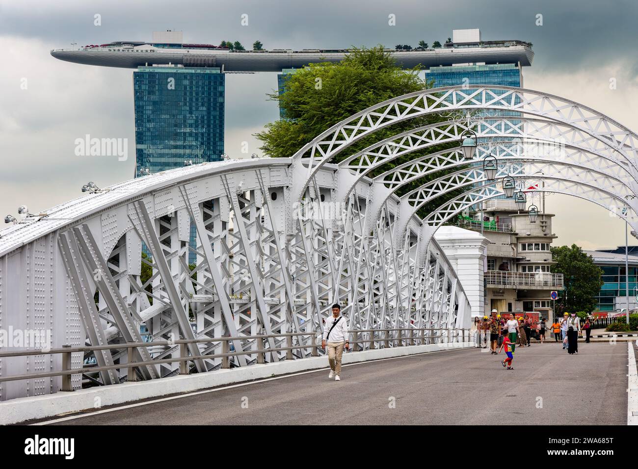 The iconic Marina Bay Sands and circa 1910 Anderson Bridge in downtown ...