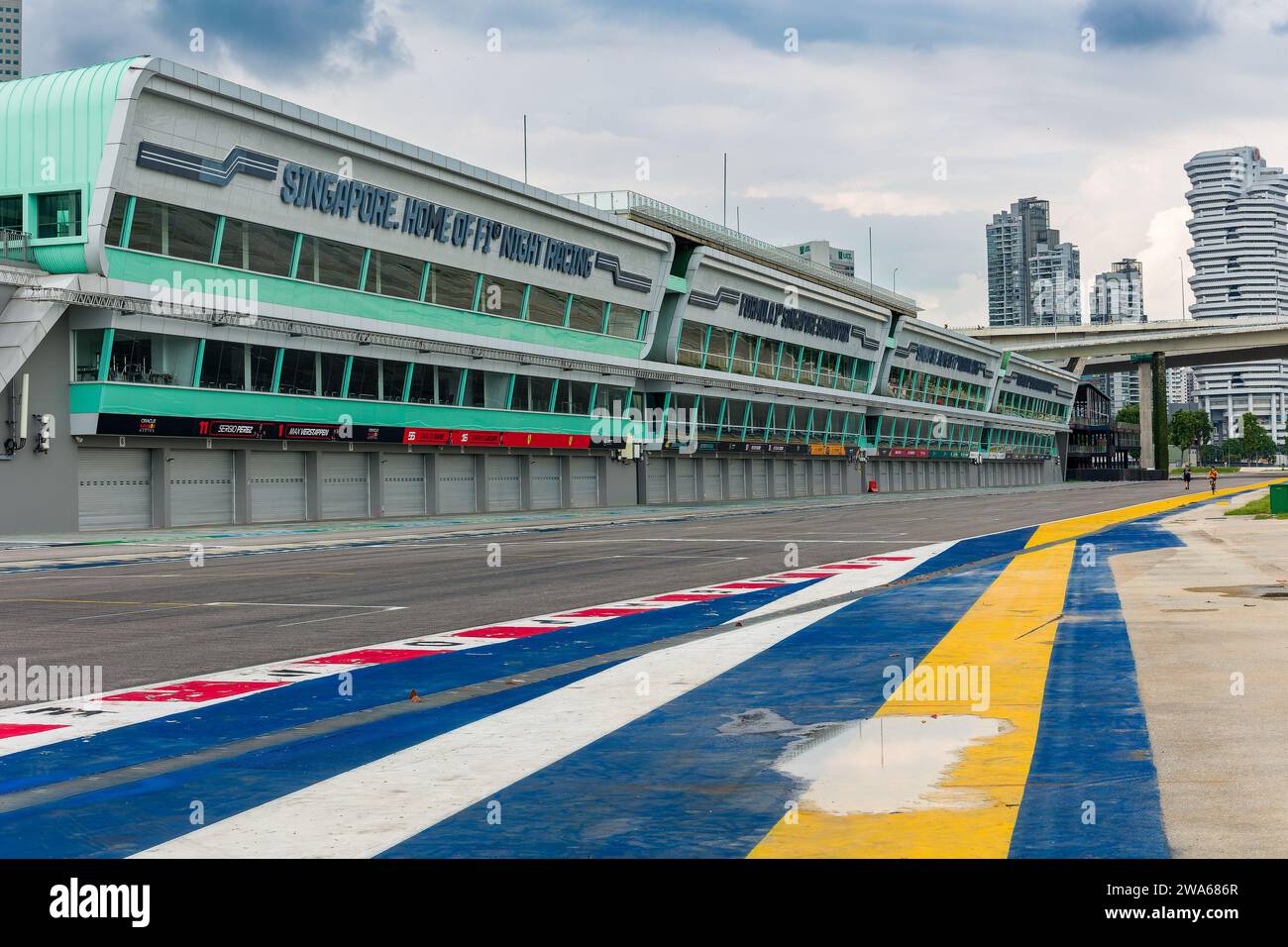 The start and finish straight and pit lane of the Marina Bay Street ...