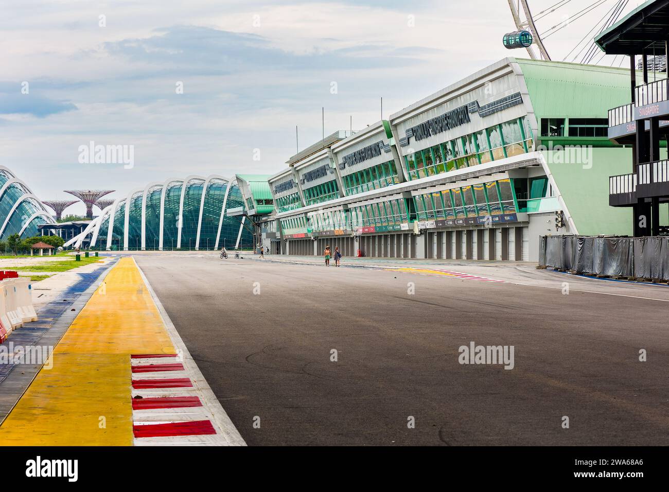 The start and finish straight and pit lane of the Marina Bay Street ...