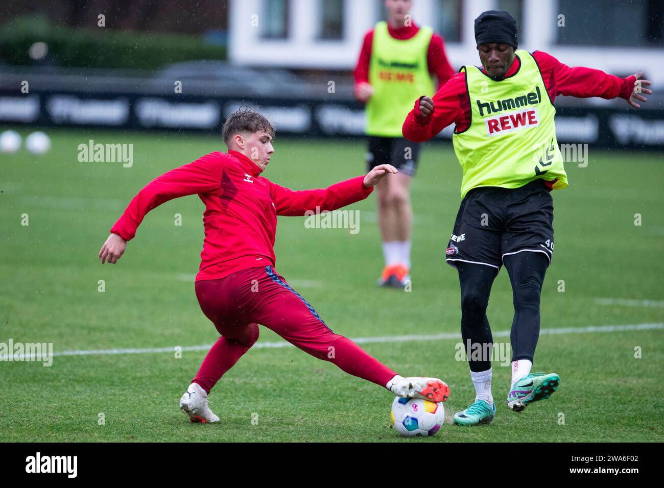 Meiko W?schenbach im Zweikampf mit Faride Alidou (1. FC K?ln, #40). Trainingsauftakt des 1. FC K ...