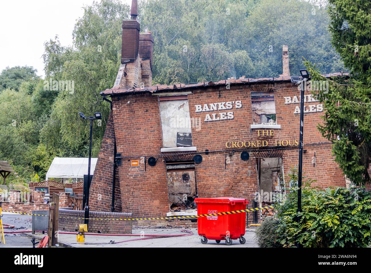 Crooked house signage hi-res stock photography and images - Alamy