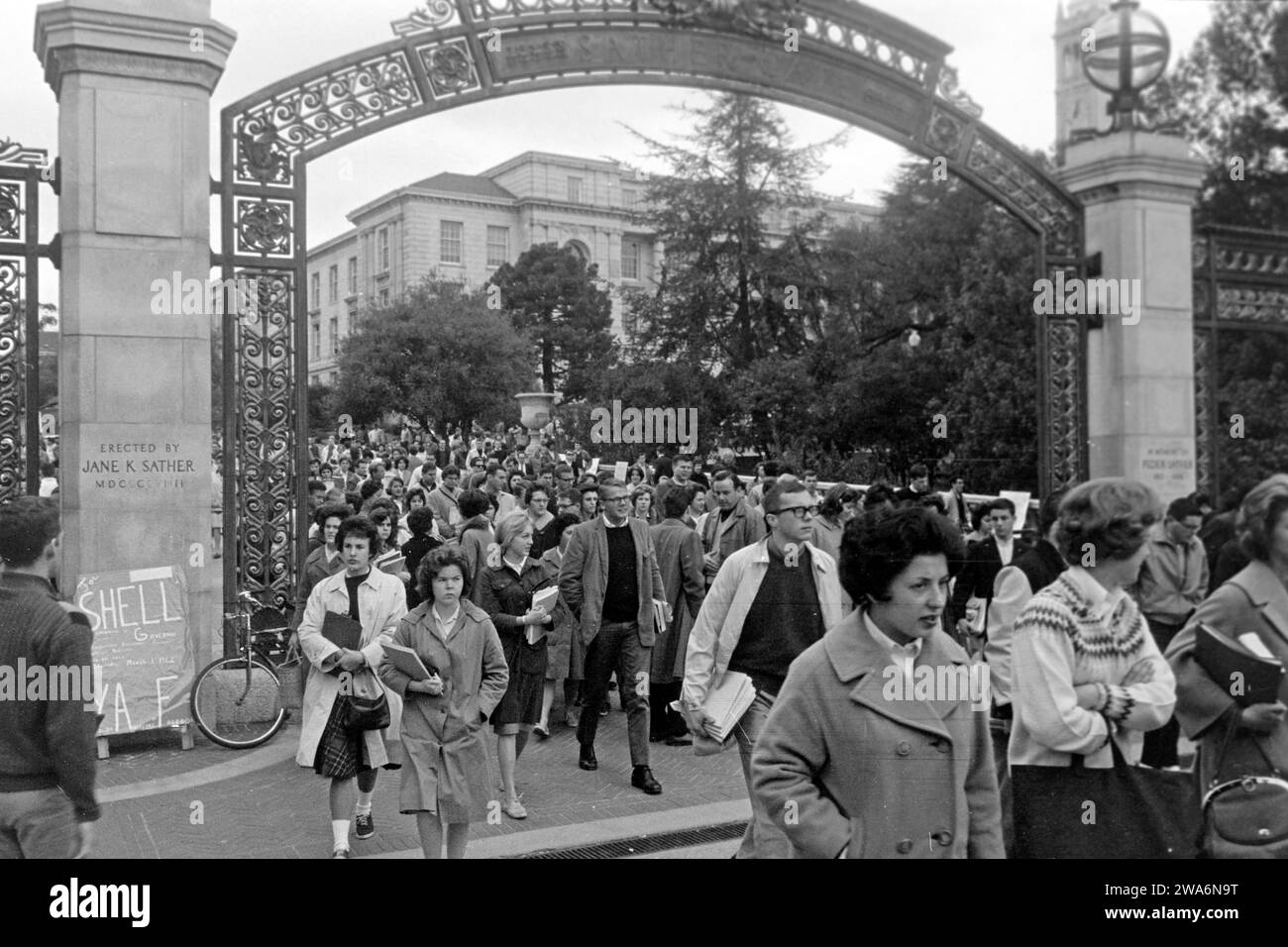 Studierende der Universität von Kalifornien strömen auf dem Weg zu ...