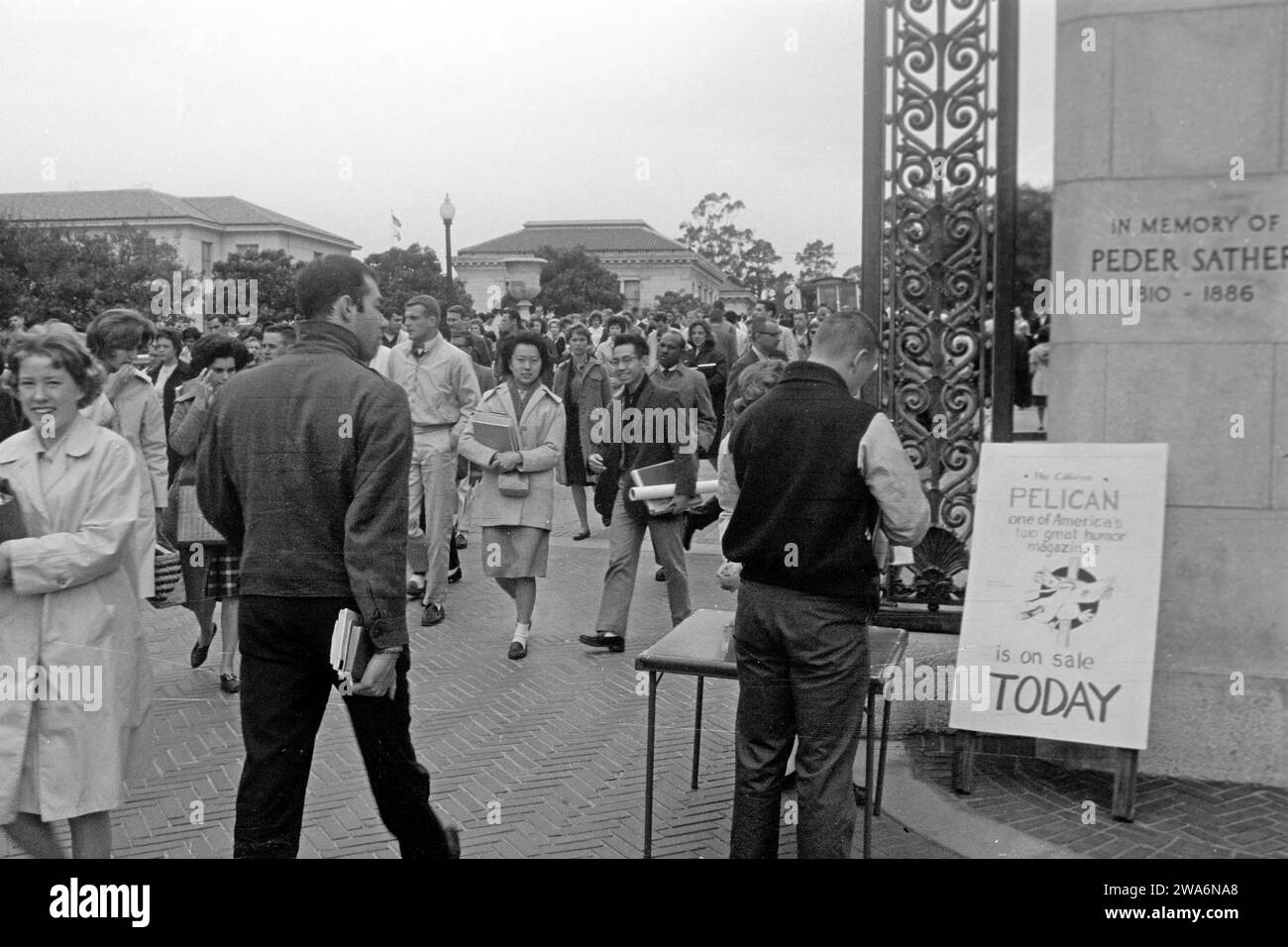 Studierende der Universität von Kalifornien strömen auf dem Weg zu ...