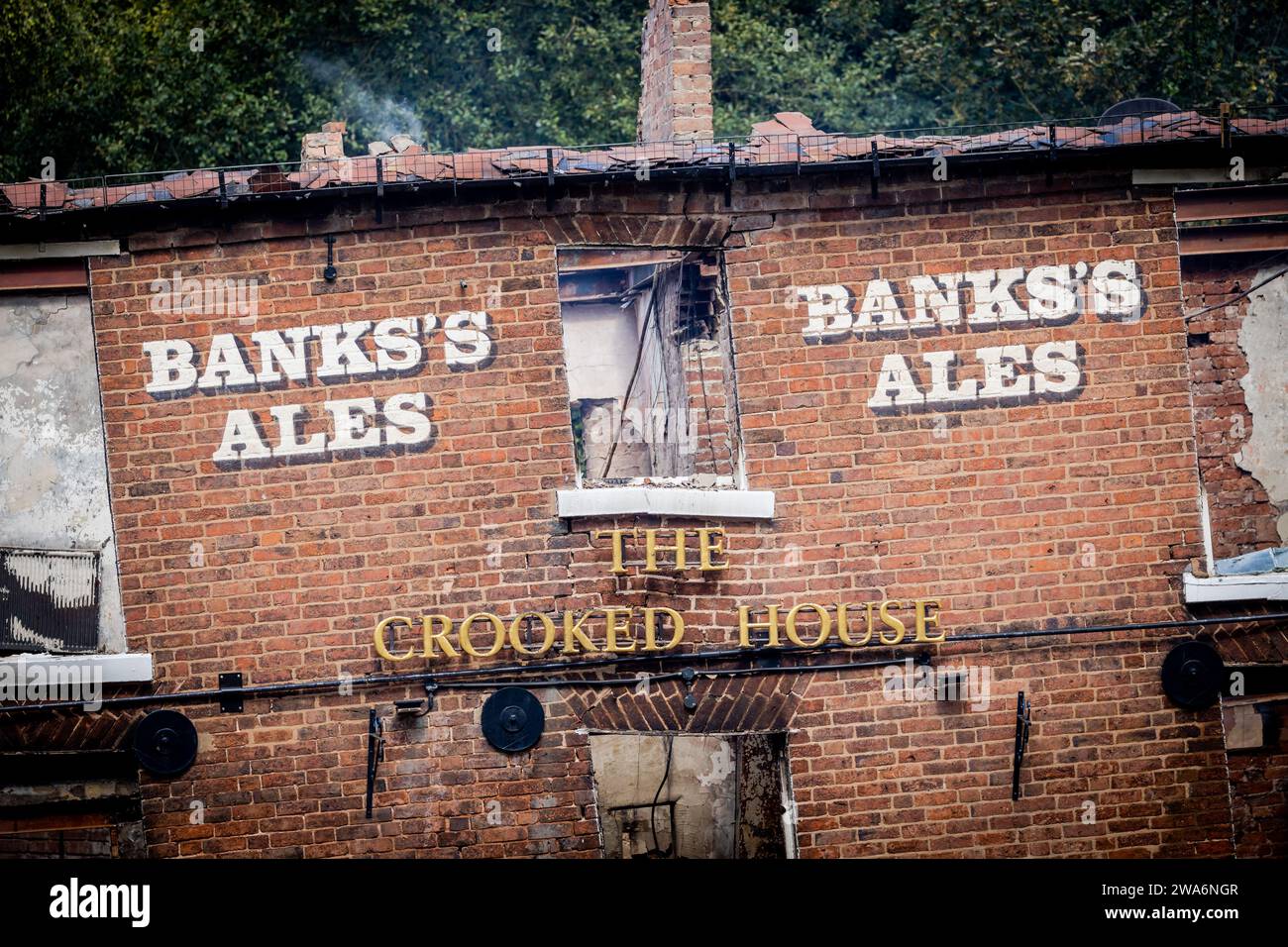 Crooked house signage hi-res stock photography and images - Alamy