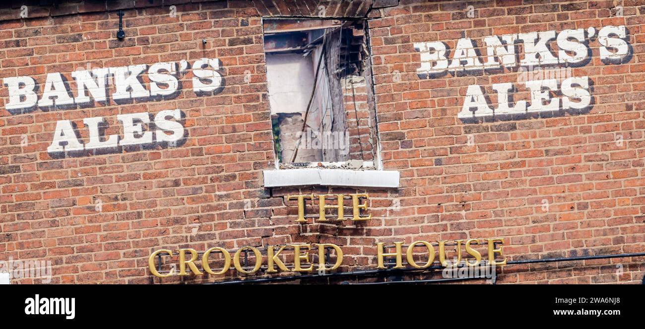 THE CROOKED HOUSE PUB, MORNING AFTER THE FIRE Stock Photo - Alamy