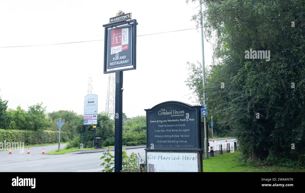 The crooked house pub hi-res stock photography and images - Alamy