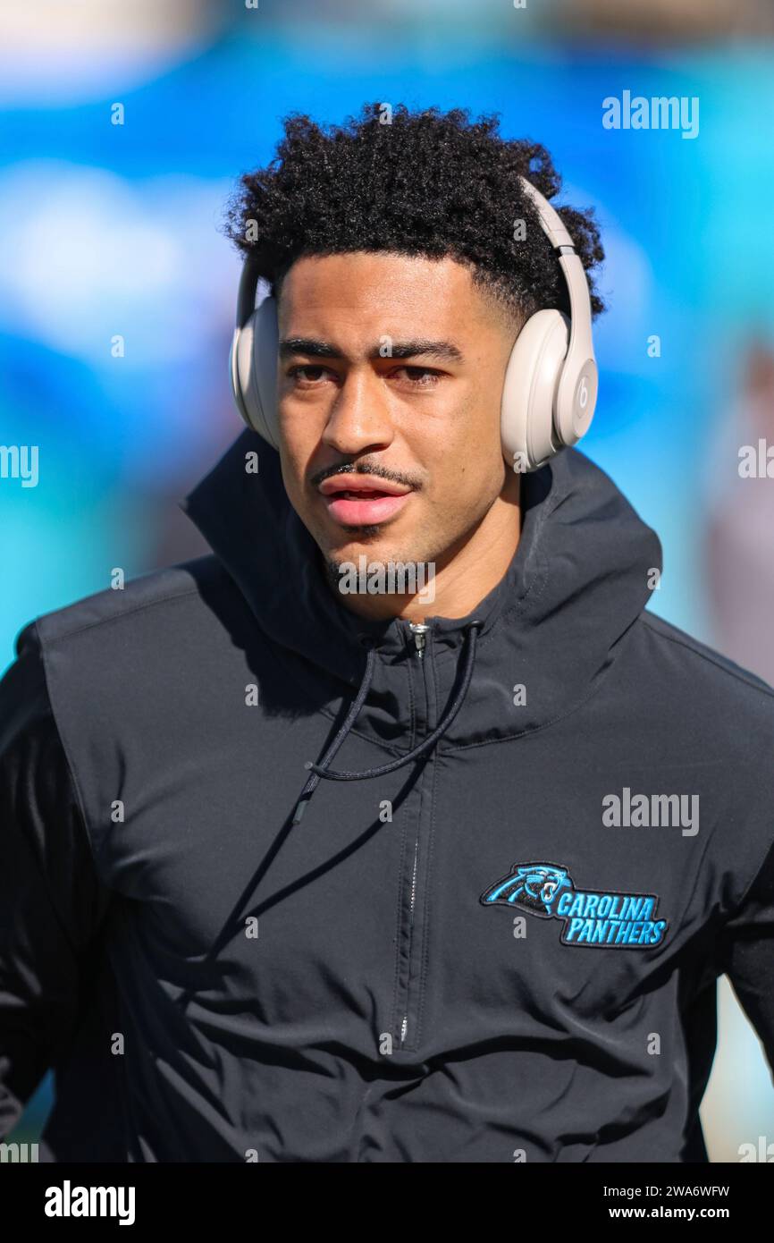 Carolina Panthers quarterback Bryce Young (9) warms up before an NFL ...