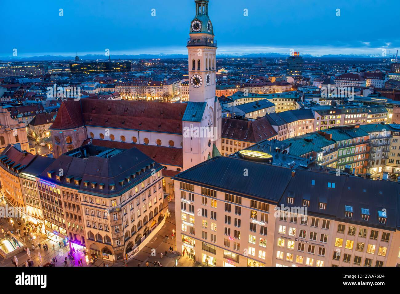 Die Münchner Altstadt mit dem Alten Peter, Blick bis zu den Alpen ...