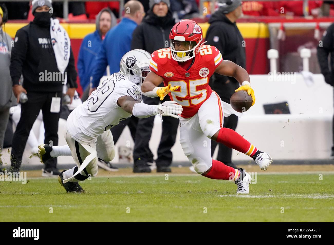 Kansas City Chiefs running back Clyde Edwards-Helaire (25) runs against ...