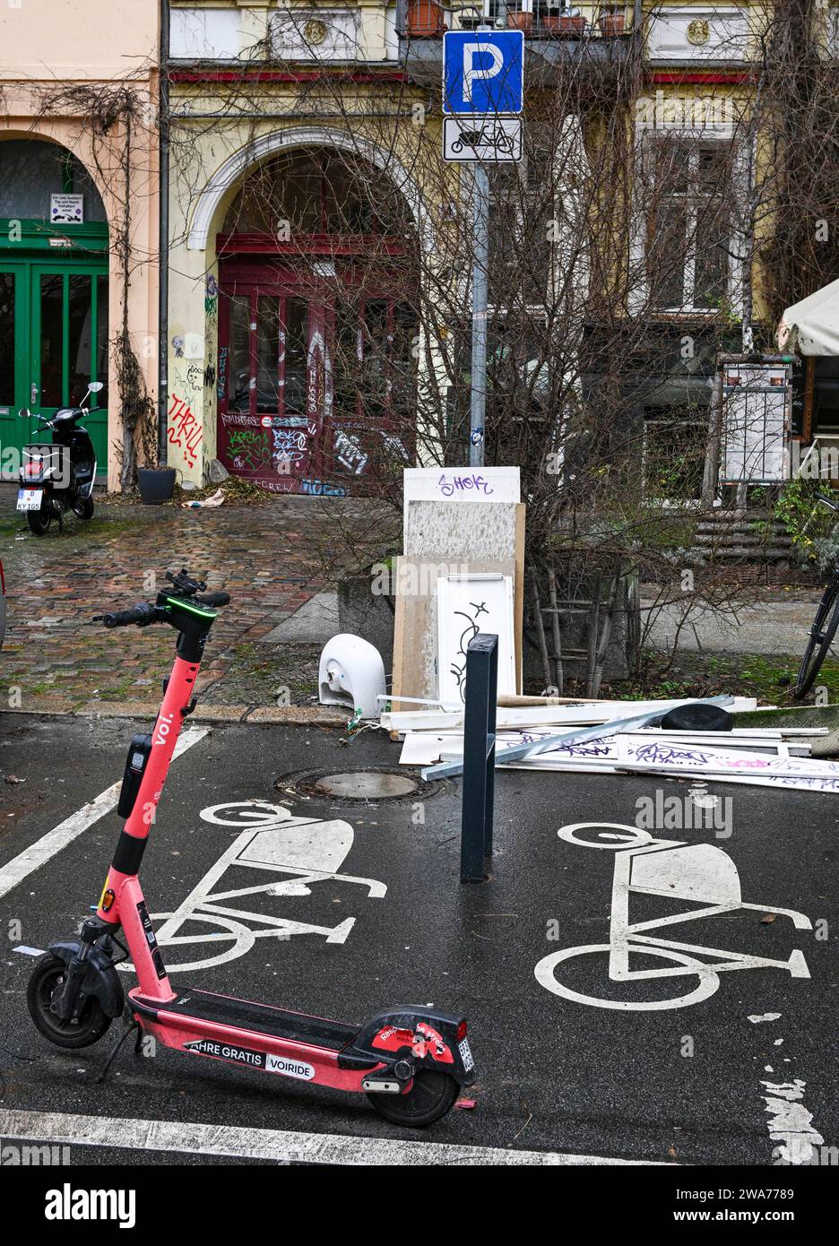 E scooter cargo bike hi-res stock photography and images - Alamy