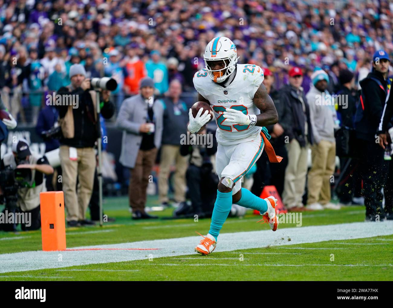 Miami Dolphins' Jeff Wilson Jr. in action during an NFL football game ...