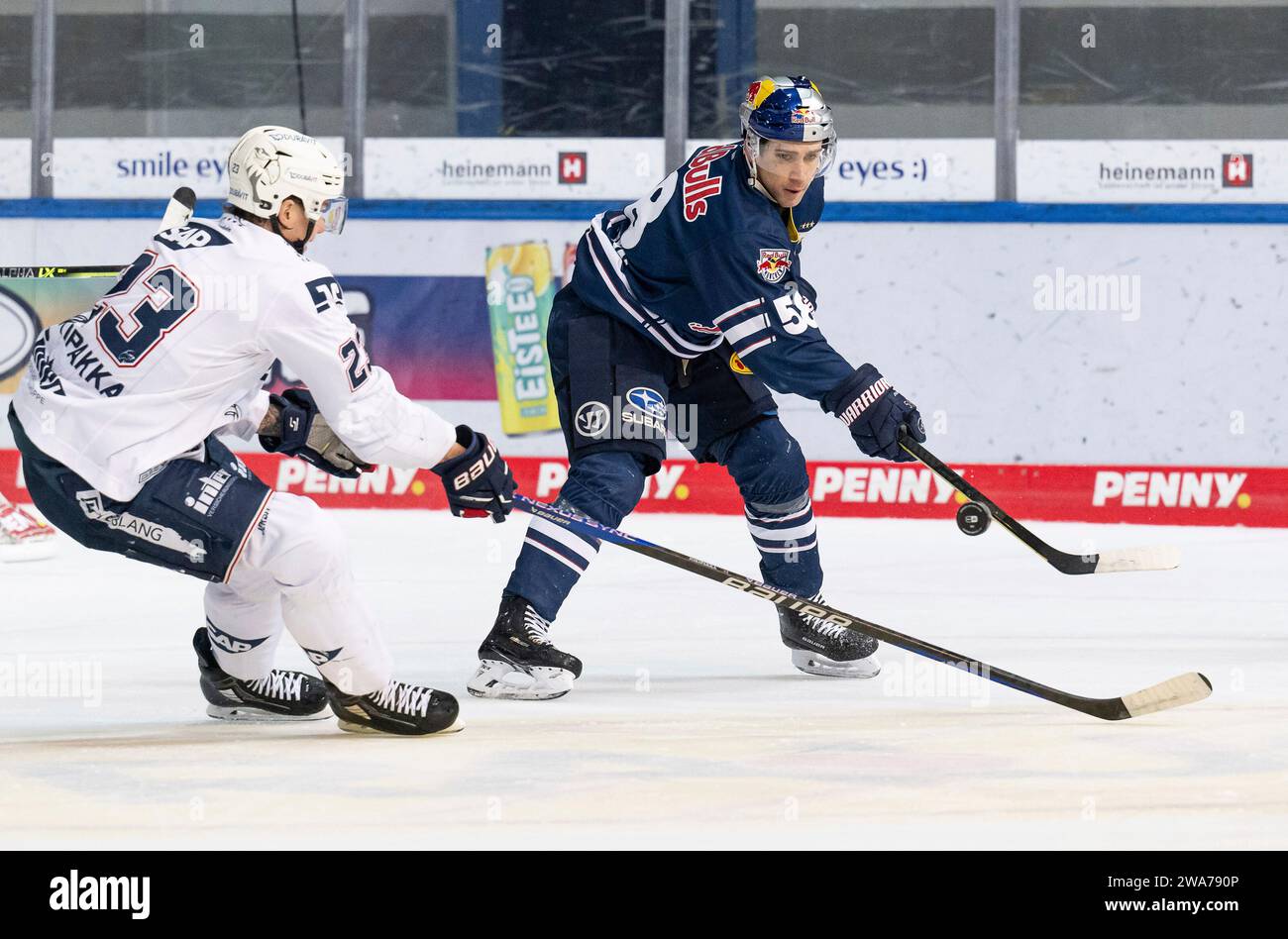 Muenchen, Deutschland. 02nd Jan, 2024. Kampf um den Puck/Zweikampf ...