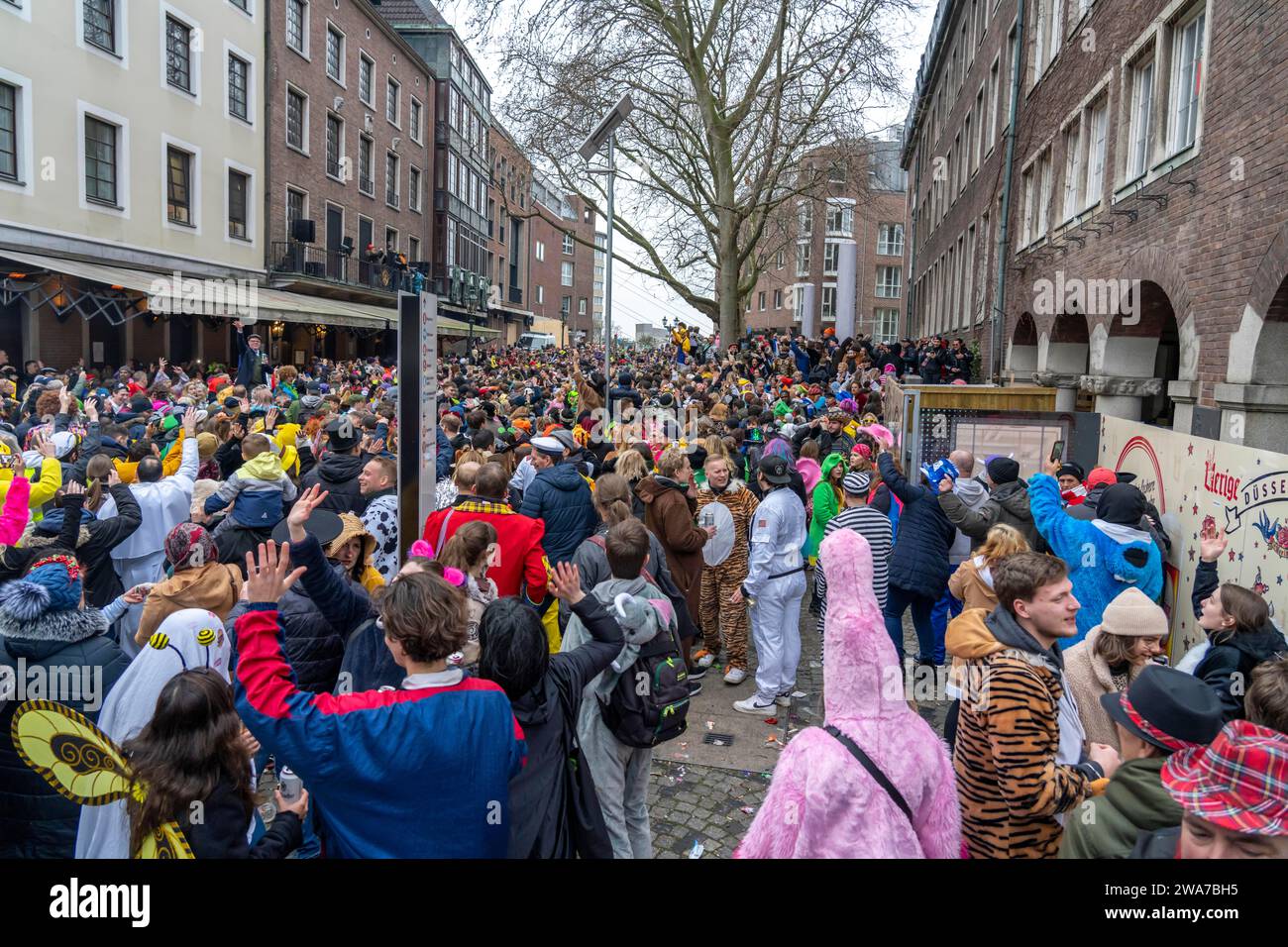 Rose Monday parade in Düsseldorf, after the parade thousands of people ...