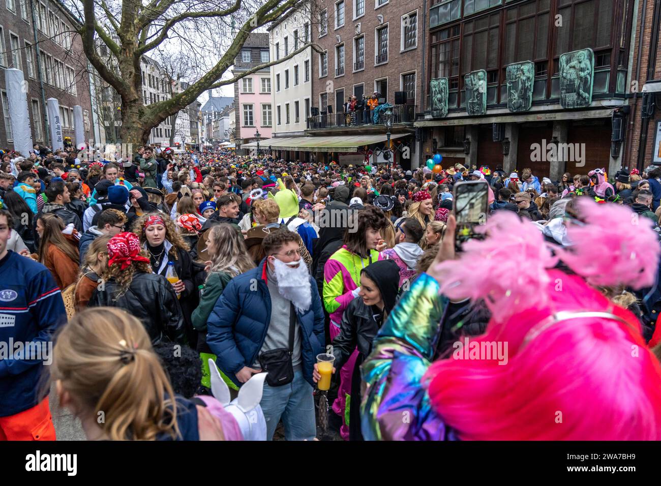 Rose Monday parade in Düsseldorf, after the parade thousands of people ...