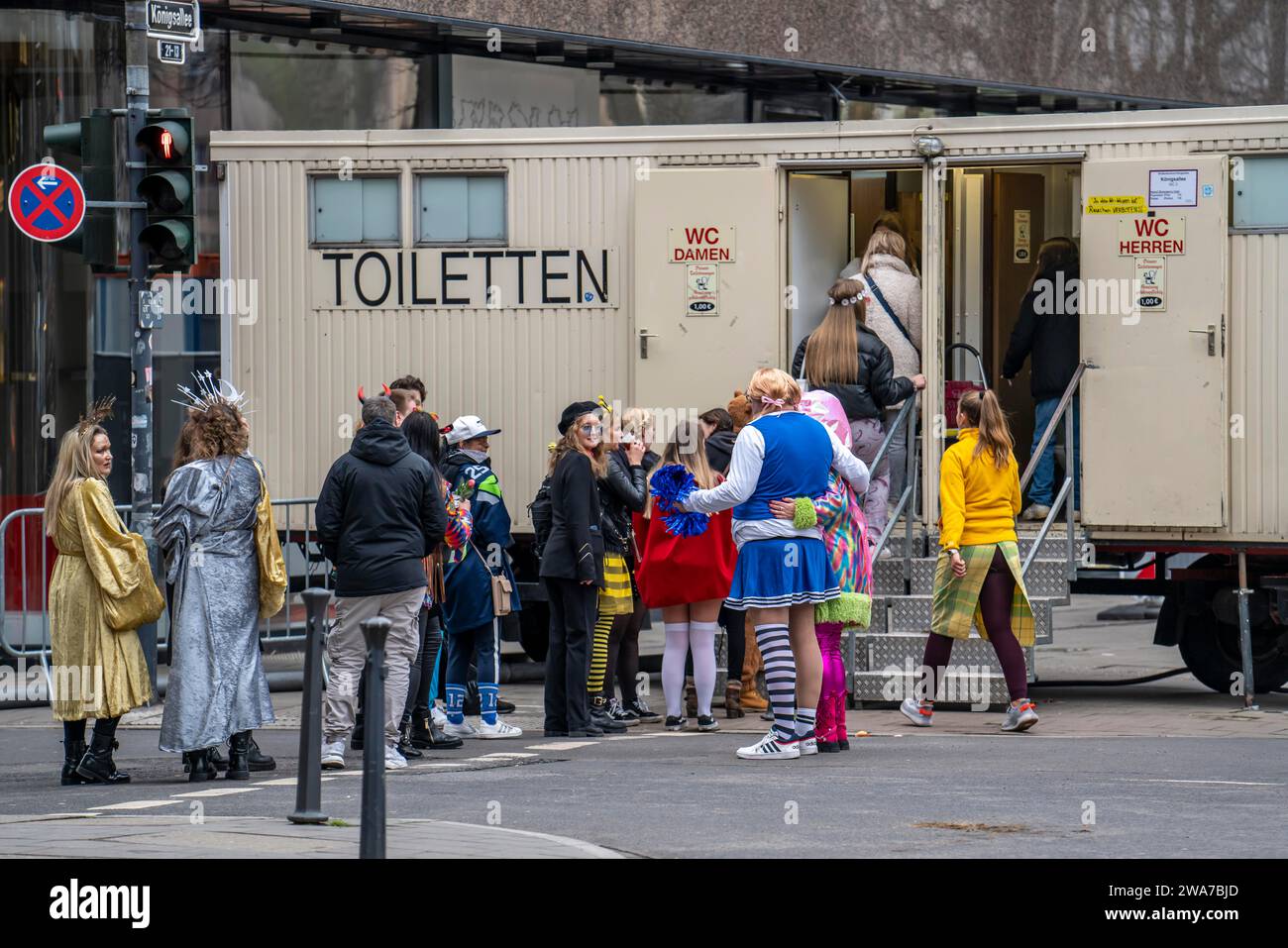 Rose Monday parade in Düsseldorf, street carnival, queue in front of a ...