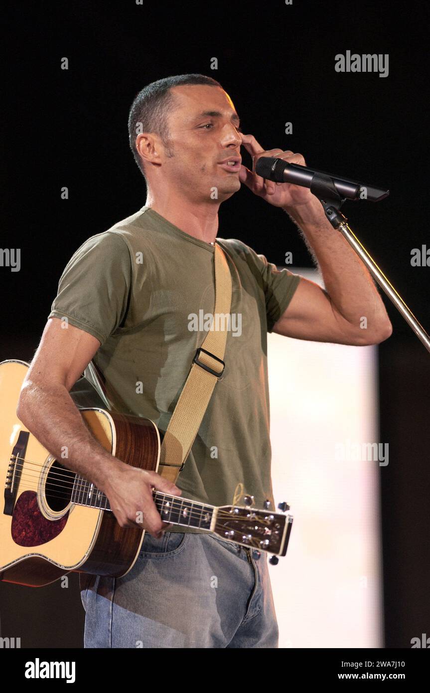 Alex britti photographs 2003 hi-res stock photography and images - Alamy