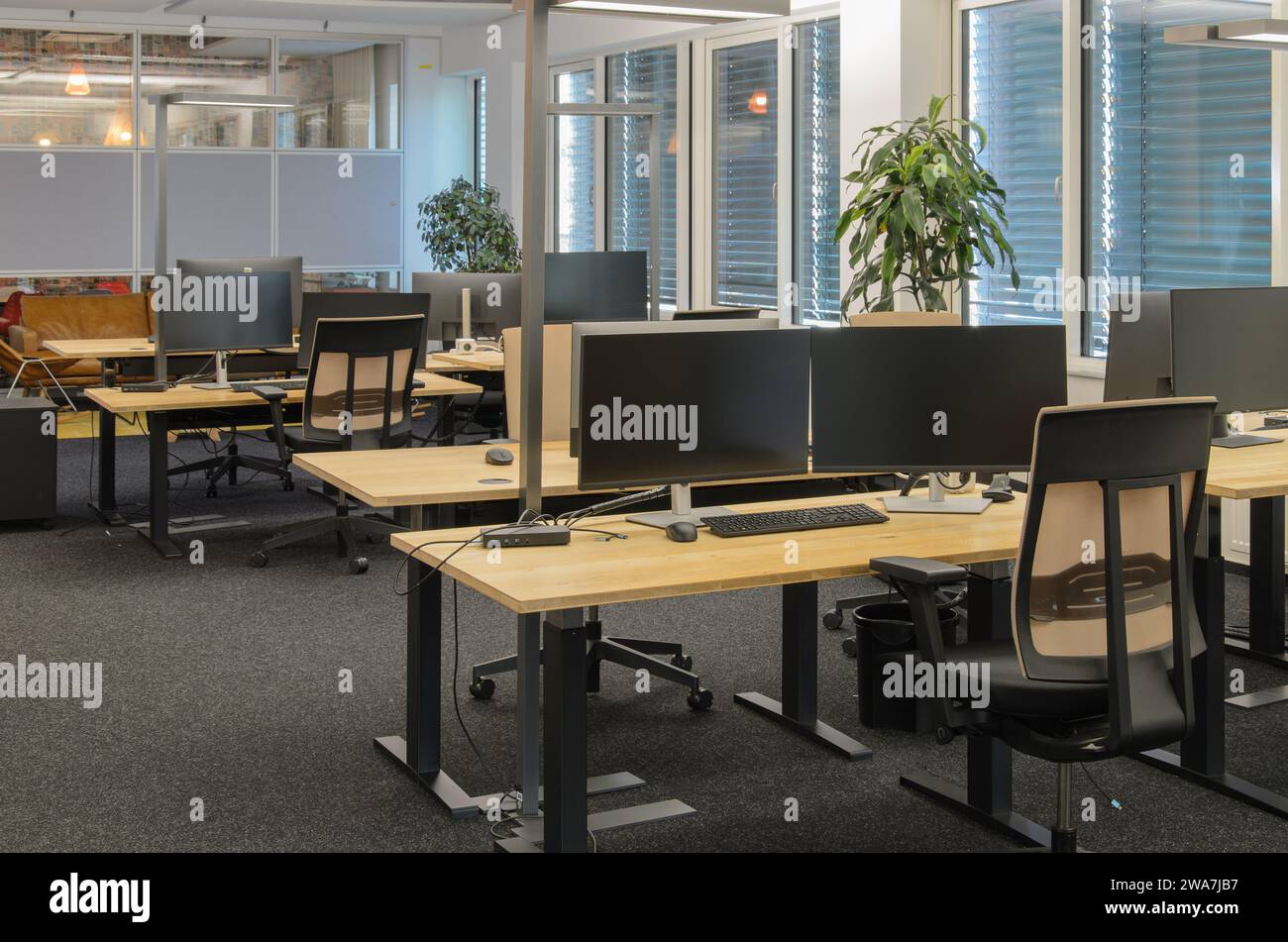Empty office workstations hi-res stock photography and images - Alamy