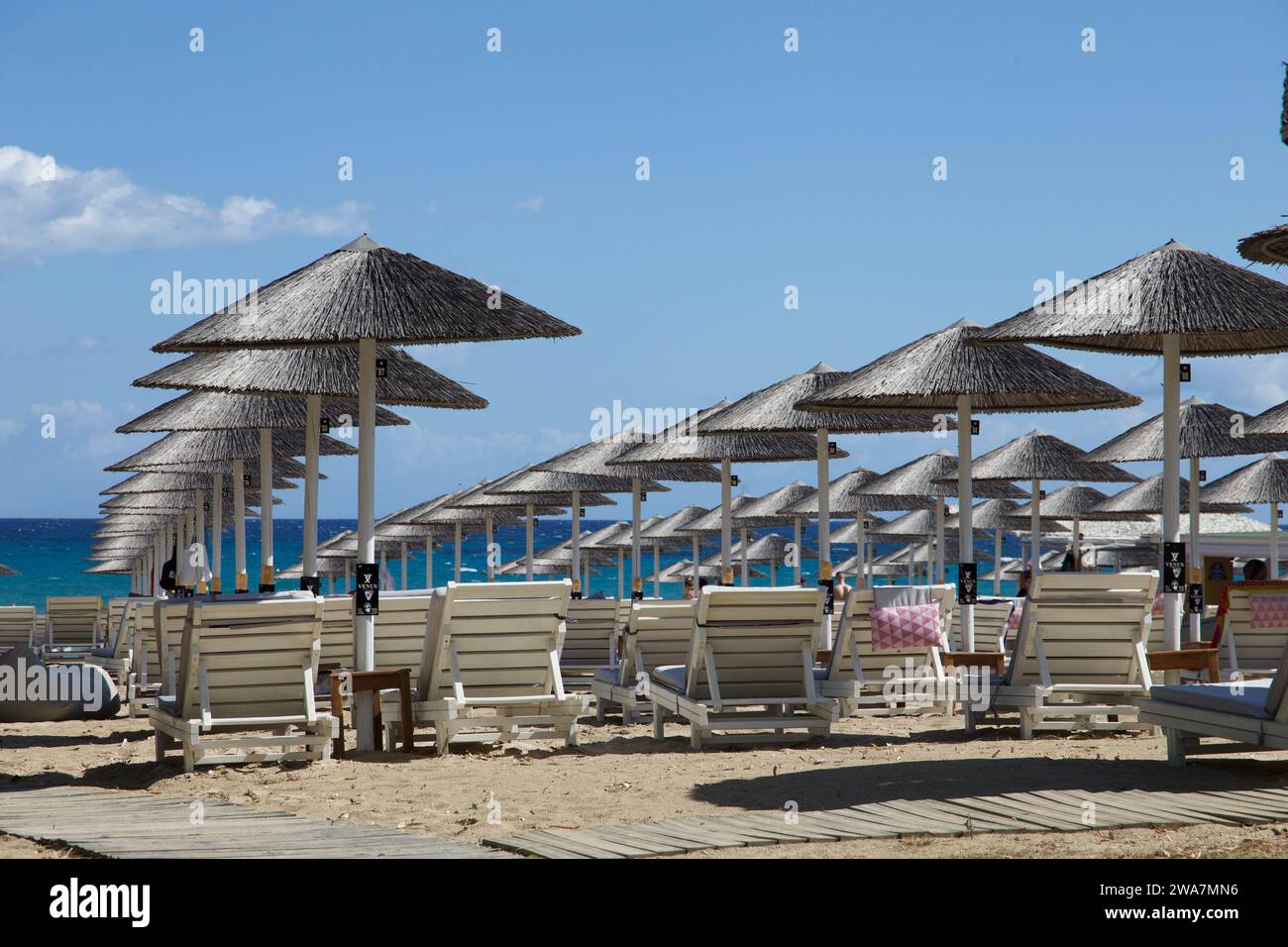 Sunbeds and shades on the Tsilivi Beach Zankythos (Zante) Greece Stock ...