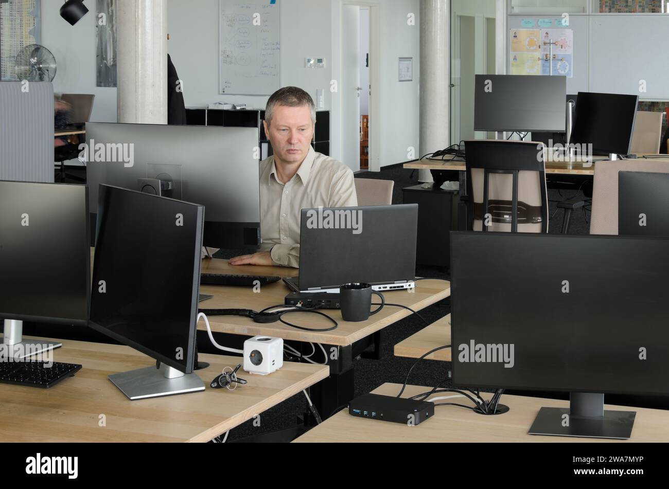 Humming computers hi-res stock photography and images - Alamy