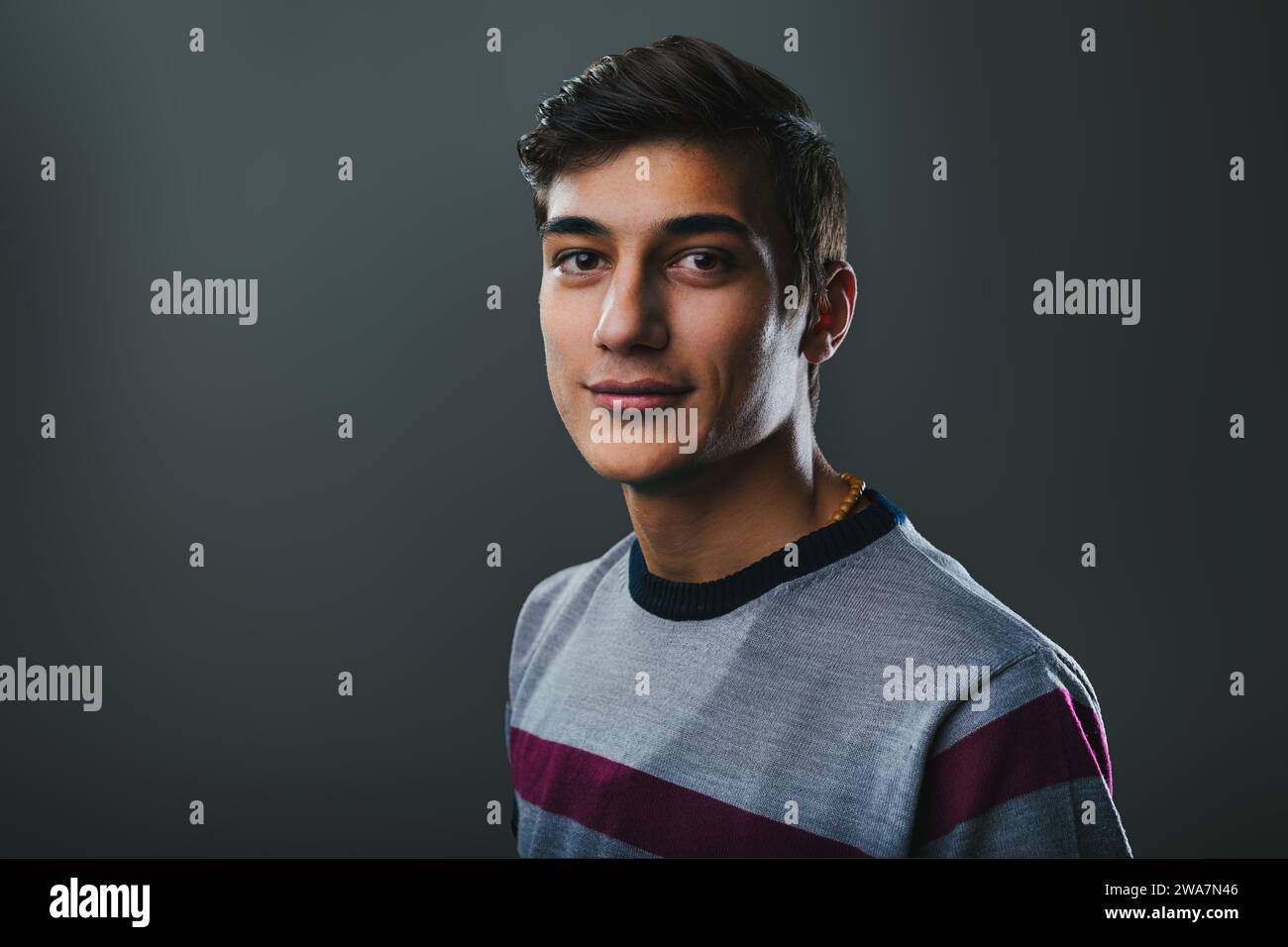 Knowing smile hi-res stock photography and images - Alamy