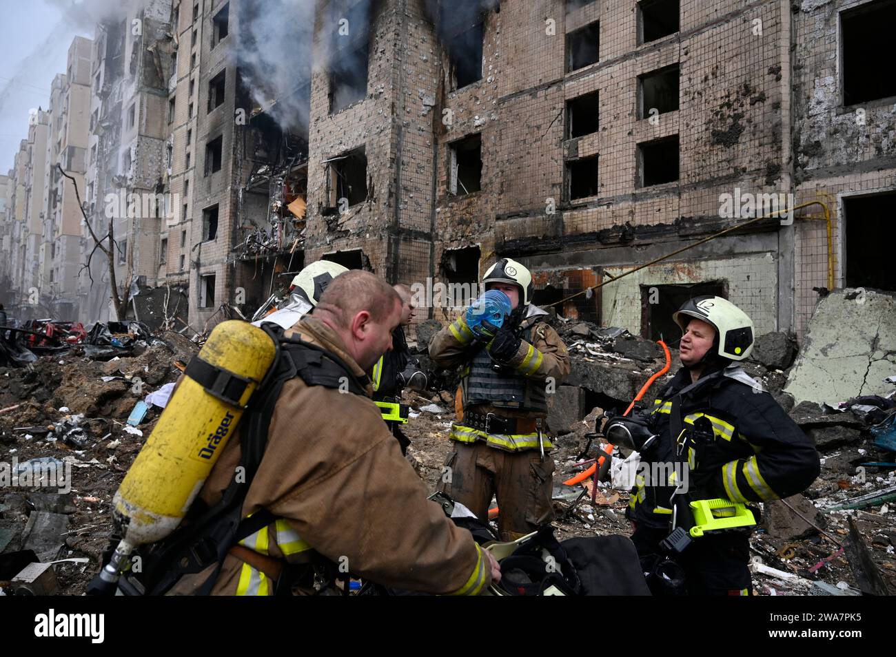 Destroyed multi story residential hi-res stock photography and images ...