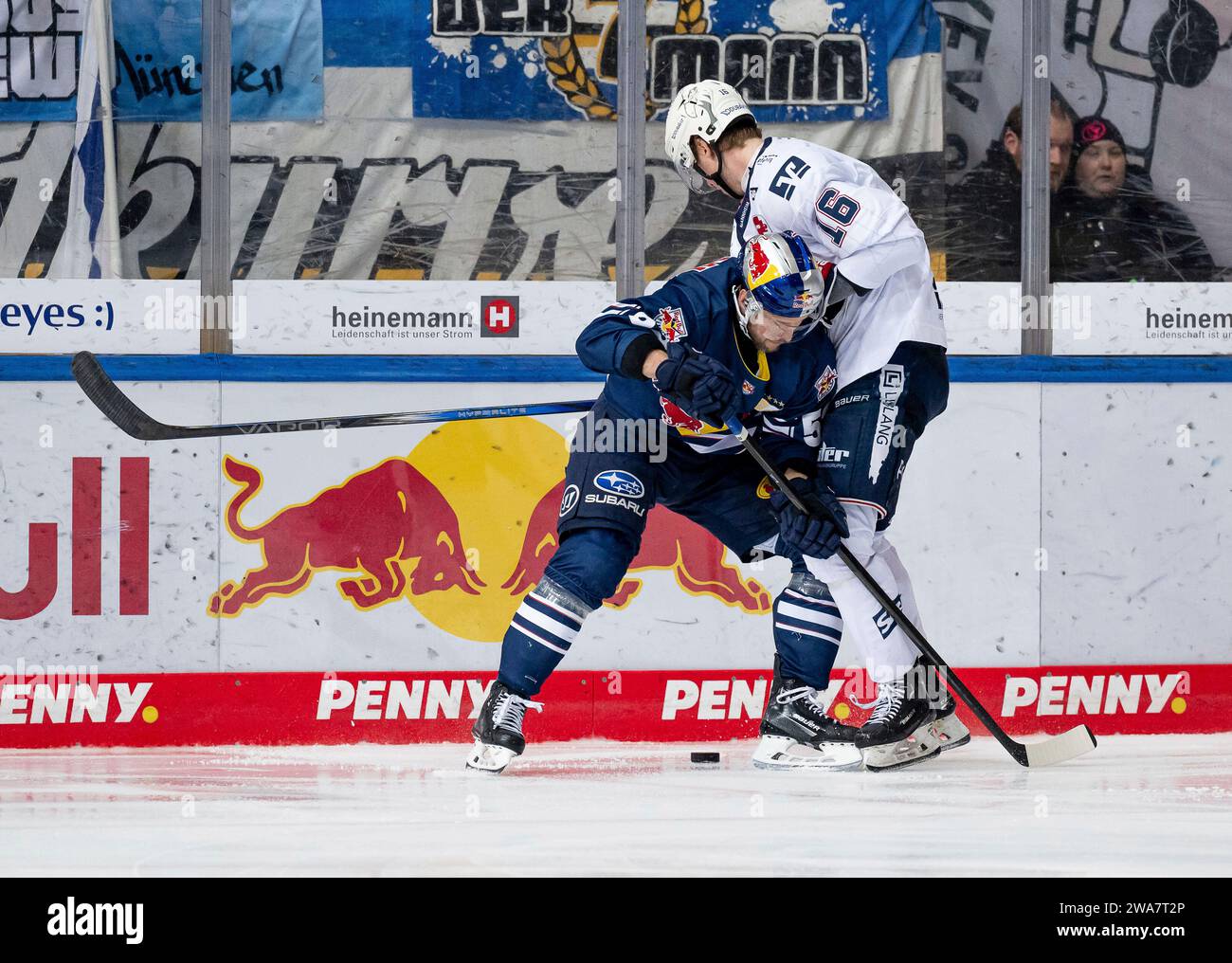 Muenchen, Deutschland. 02nd Jan, 2024. Kampf um den Puck/Zweikampf zwischen Patrick Hager (EHC ...