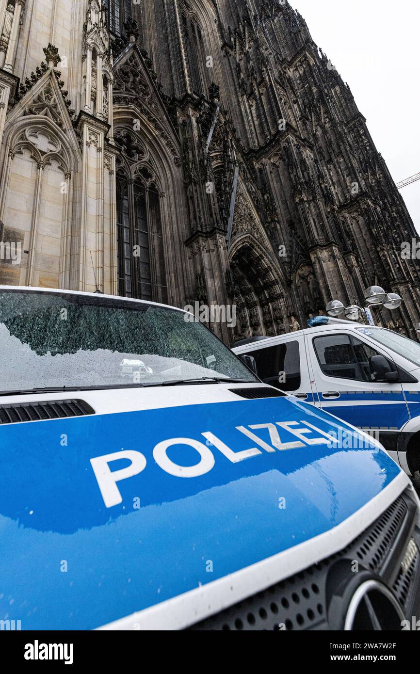 Die Kölner Polizei hat auch im neuen Jahr die Sicherheitsmaßnahmen rund ...