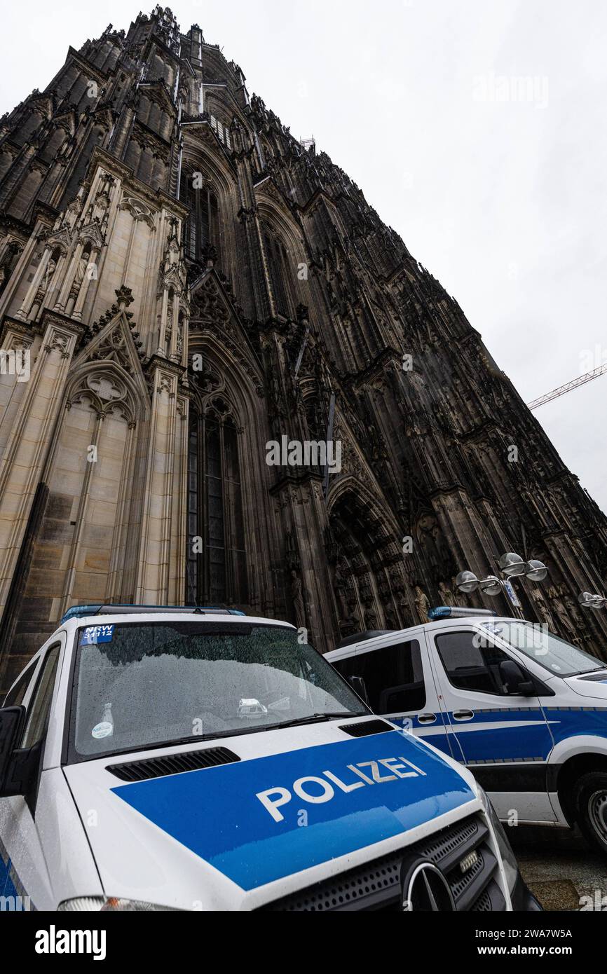 Die Kölner Polizei hat auch im neuen Jahr die Sicherheitsmaßnahmen rund ...