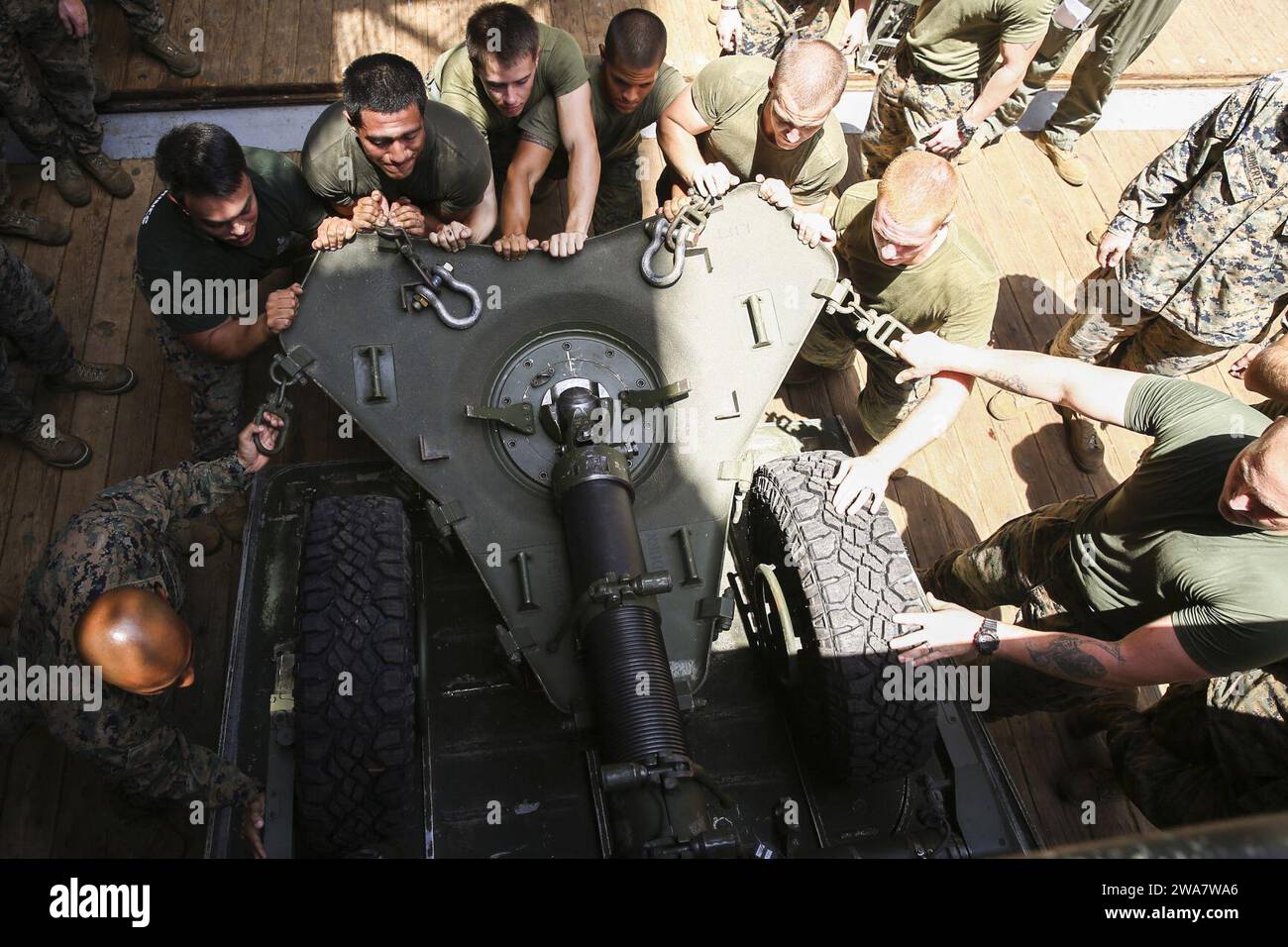 120mm mortar hi-res stock photography and images - Alamy