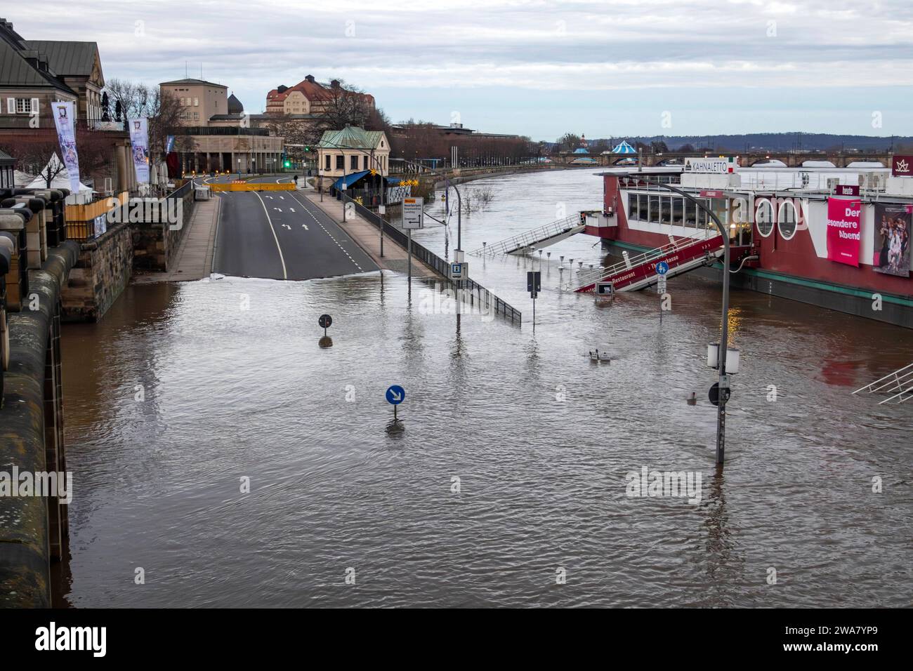 Der Anleger des Theaterkahns am Terrassenufer versinkt im Wasser ...