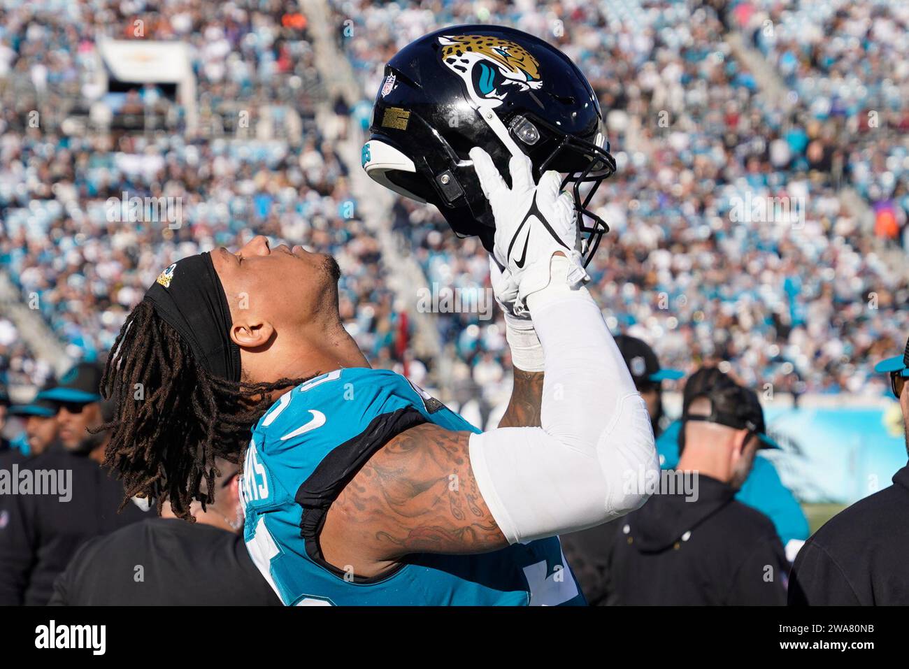 Jacksonville Jaguars defensive end Roy Robertson-Harris (95) puts on ...