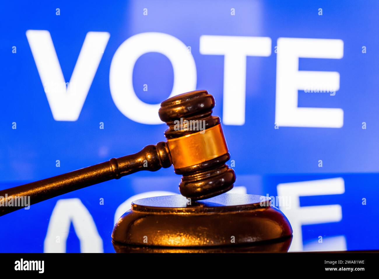 Symbol image: Judge's gavel in front of a blue screen labelled VOTE ...