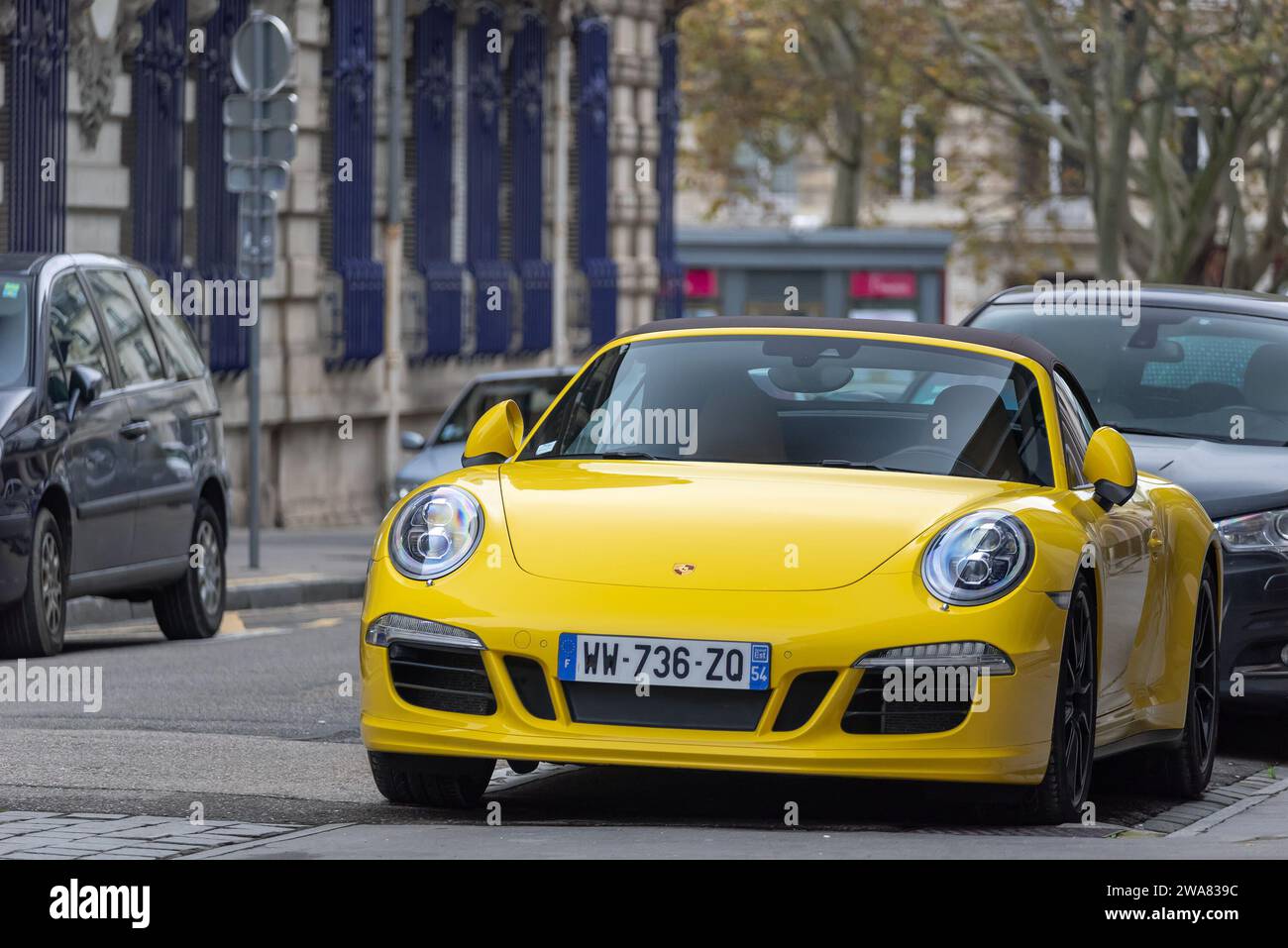 Porsche racing yellow hi-res stock photography and images - Alamy